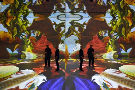 frameless digital immersive arts experience london Stock Photos ...