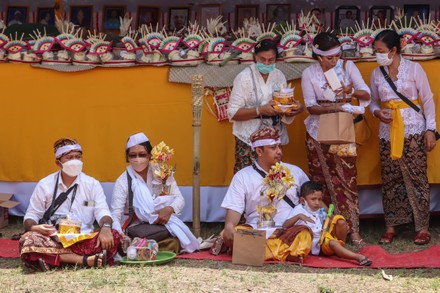 Hindu Devotees Bring Offerings After Praying Editorial Stock Photo ...