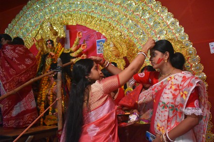 Hindu Women Apply Sindhur Vermillion Powder Editorial Stock Photo ...