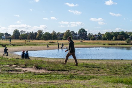 People Enjoying Autumn Sunshine Mild Weather Editorial Stock Photo ...