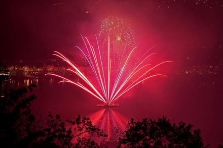 500 Fireworks burn Stock Pictures, Editorial Images and Stock Photos ...