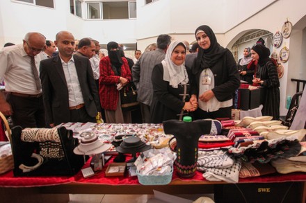 Palestinians Participate Heritage Exhibition Support Handicrafts ...