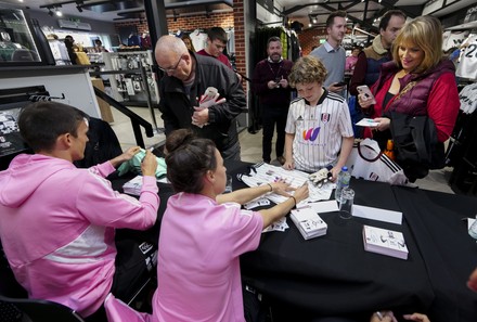 fulham store signing Stock Photos (Exclusive) | Shutterstock