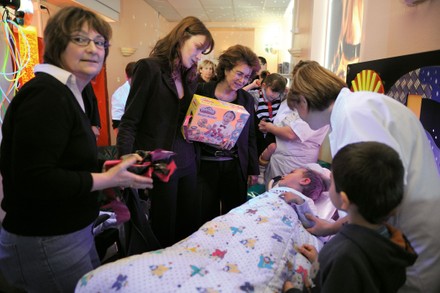 __COUNT__ Carla Bruni-Sarkozy visits children at Garches hospital ...