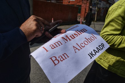Kashmiri Protesters Shout Slogans Hold Placards Editorial Stock Photo ...