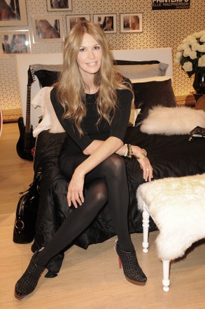 Australian Supermodel Elle Mcpherson Poses Presenting Editorial Stock ...