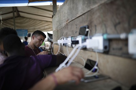 Migrants Charge Their Cell Phones Migratory Editorial Stock Photo ...