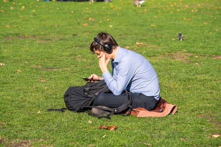 People Enjoying Sunshine Unseasonably Warm Weather Editorial Stock ...