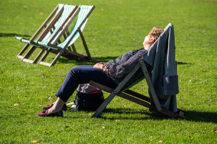 People Enjoying Sunshine Unseasonably Warm Weather Editorial Stock ...
