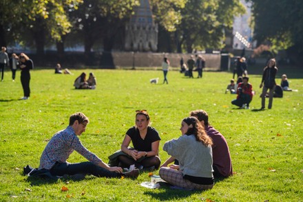 People Enjoying Sunshine Unseasonably Warm Weather Editorial Stock ...