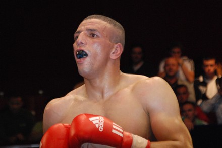 __COUNT__ Boxe - CanalPlus middleweight tournament semi-final, Robert Roselia vs Affif ...