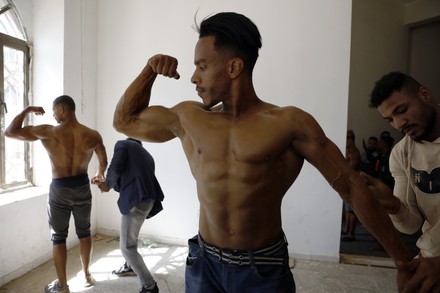 Yemeni Bodybuilders Prepare Before Competing Bodybuilding Editorial ...