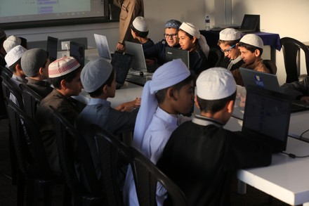 __COUNT__ Palestinian students dressed Sharia uniform, attend classes ...