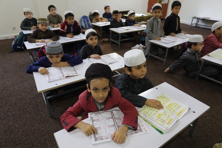 __COUNT__ Palestinian students dressed Sharia uniform, attend classes ...
