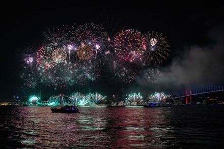 7,000 Fireworks in the sky Stock Pictures, Editorial Images and Stock ...