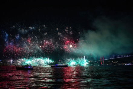 7,000 Fireworks in the sky Stock Pictures, Editorial Images and Stock ...