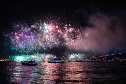 7,000 Fireworks in the sky Stock Pictures, Editorial Images and Stock ...