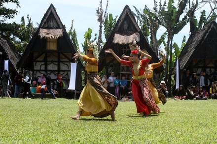 Indonesian Girls Belonging Indigenous Sundanese Tribe Editorial Stock ...