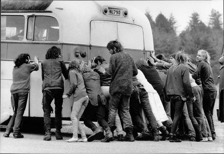 Group Hippies Bumpstart One Their Vehicles Editorial Stock Photo ...