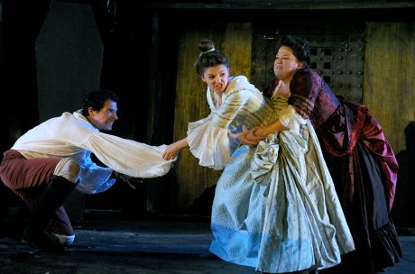 Dave Caves Captain Macheath Flora Spencerlonghurst Editorial Stock ...
