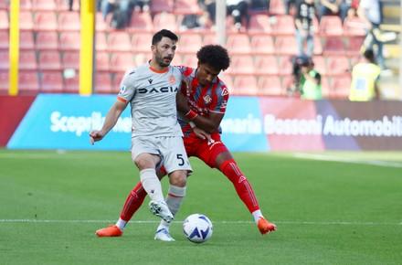 Udineses Isaac Success L Cremoneses Matteo Editorial Stock Photo ...
