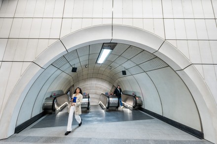 Elizabeth Line Crossrail Bond Street Station Editorial Stock Photo ...
