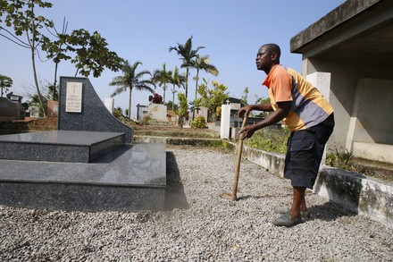 Man Cleans Gravel Around Grave Williamsville Editorial Stock Photo ...