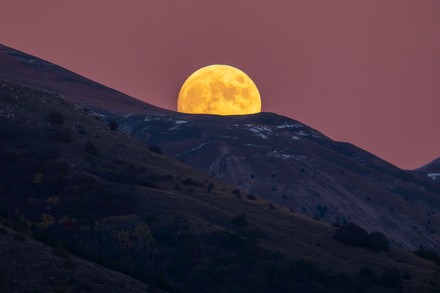 Beaver Moon Rising Behind Gran Sasso Editorial Stock Photo - Stock ...