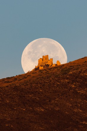 Beaver Moon Sets Behind Rocca Calascio Editorial Stock Photo - Stock ...