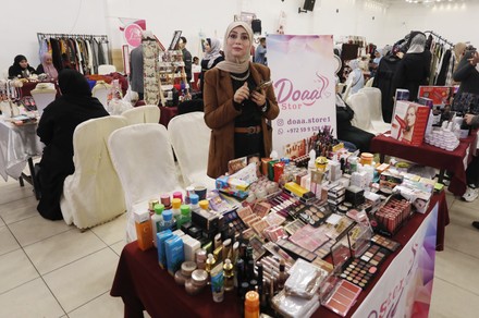 Palestinians Attend Exhibition Entitled Palestine Mirrors Editorial ...