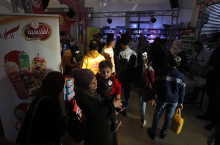 Palestinians Attend Exhibition Entitled Palestine Mirrors Editorial ...