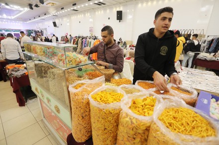 Palestinians Attend Exhibition Entitled Palestine Mirrors Editorial ...
