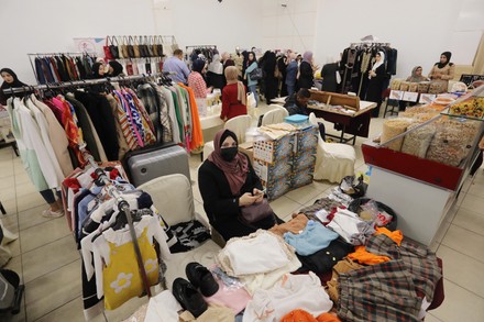 Palestinians Attend Exhibition Entitled Palestine Mirrors Editorial ...