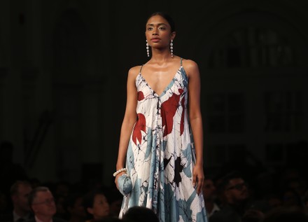 Model Walks Runway Presenting Creation Dinushi Editorial Stock Photo ...