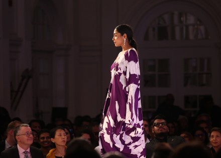Model Walks Runway Presenting Creation Dinushi Editorial Stock Photo ...