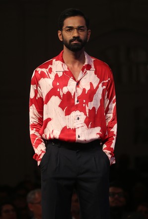Model Walks Runway Presenting Creation Dinushi Editorial Stock Photo ...