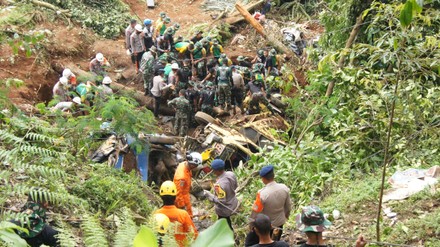 Relief Team Consisting Soldiers Regional Disaster Editorial Stock Photo ...