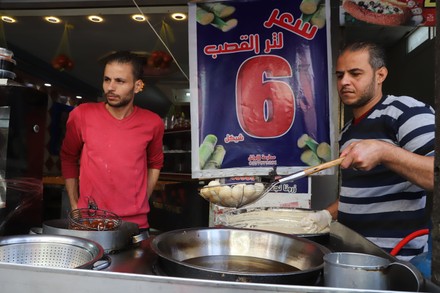 Palestinian Vendor Prepares Traditional Sweet Called Editorial Stock ...