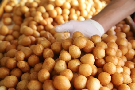 Palestinian Vendor Prepares Traditional Sweet Called Editorial Stock ...