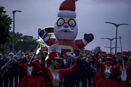 2,000 People walk in parade Stock Pictures, Editorial Images and Stock ...