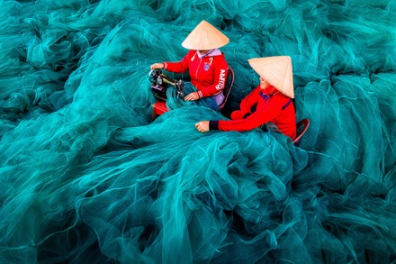 Traditional Seamstresses Meticulously Examine Amoungst Sea Editorial ...