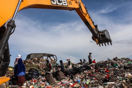 Scavengers Collect Plastic Materials Garbage Dumpsite Editorial Stock ...
