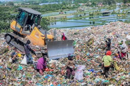 Scavengers Collect Plastic Materials Garbage Dumpsite Editorial Stock ...