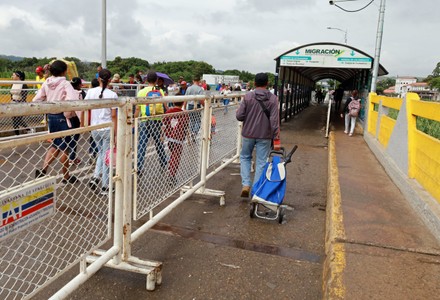 500 Colombia venezuela border crossing Stock Pictures, Editorial Images ...