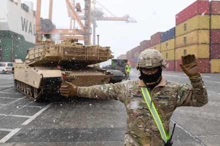 Us Army Soldiers Supervise Unloading Military Editorial Stock Photo ...