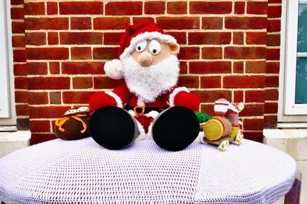 __COUNT__ Yarnsy's Christmas Post Box Topper, Didcot, Oxfordshire, UK ...