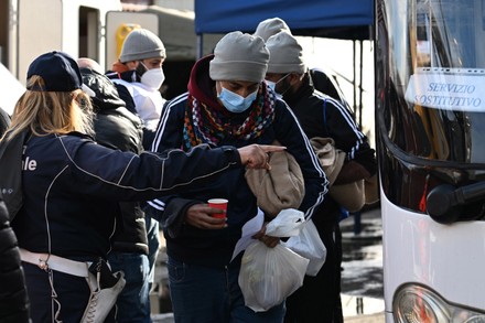 Migrants Prepare Board Bus Upon Arrival Editorial Stock Photo - Stock ...
