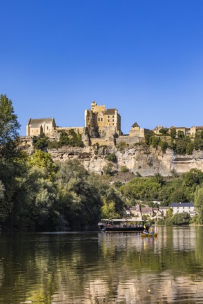 Excursion Boat Canoe On Dordogne Chateau Editorial Stock Photo - Stock ...