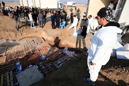 2,000 Iraqi workers Stock Pictures, Editorial Images and Stock Photos ...