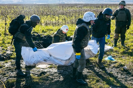 Ukrainian Soliders Recovering Bodies 6 Russian Editorial Stock Photo ...